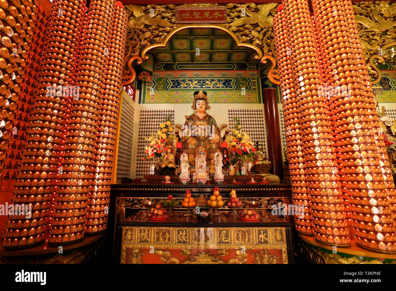 Altar in Thean Hou Buddhist temple (Temple of the Goddess of Heaven ...