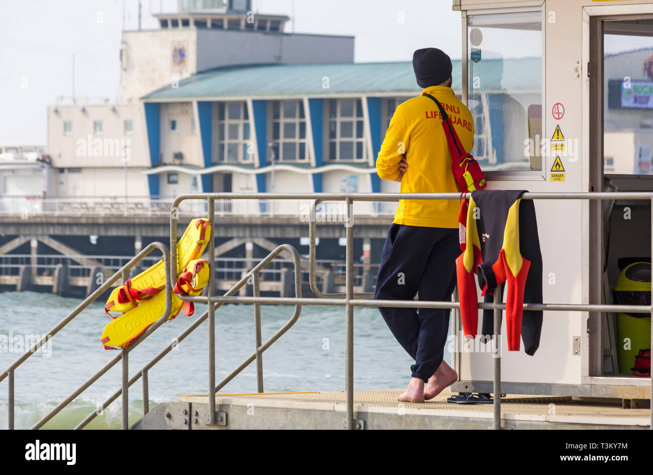 Rnli lifeguard beach station hi-res stock photography and images - Alamy