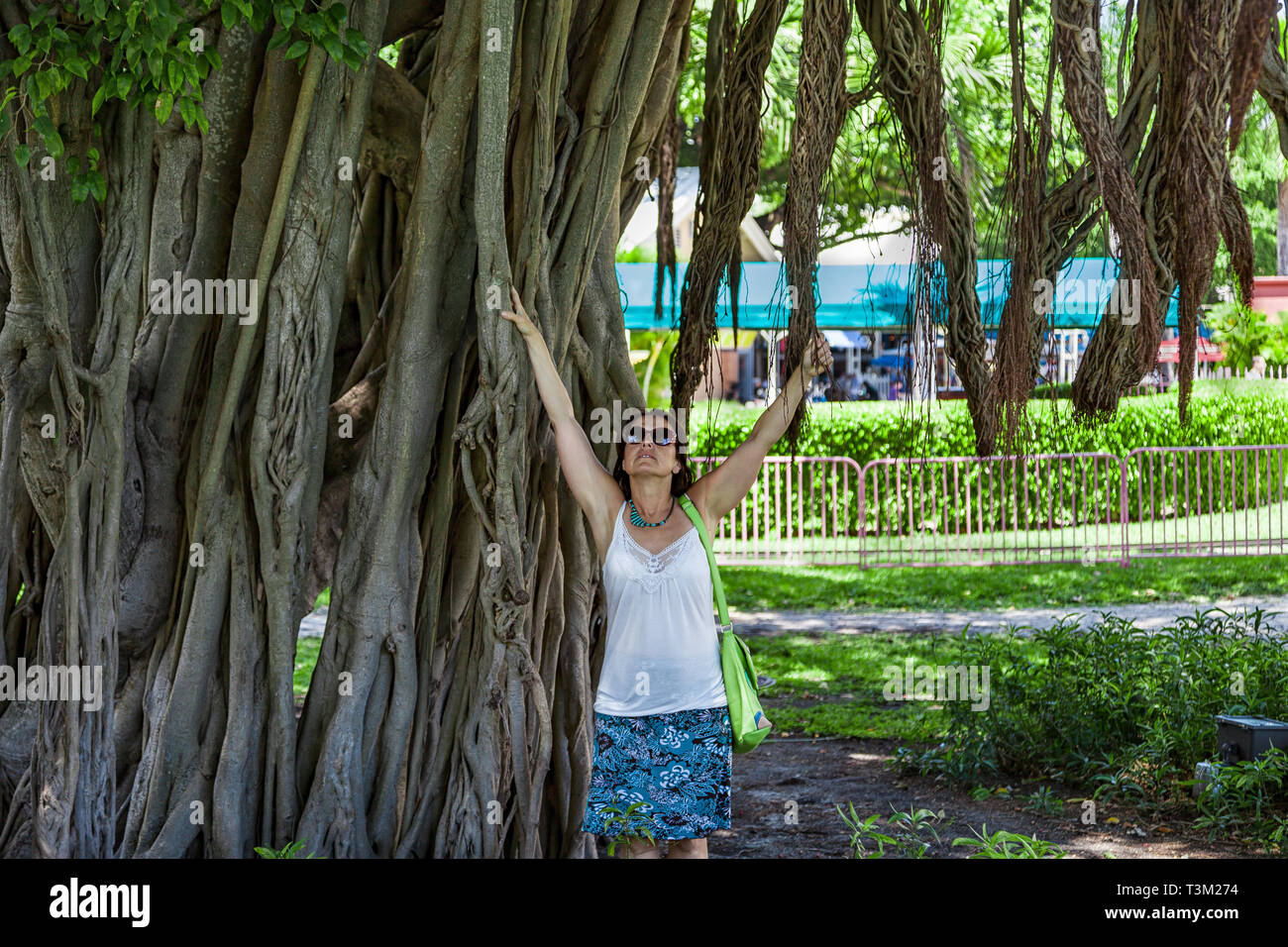 Giant woman hi-res stock photography and images - Alamy