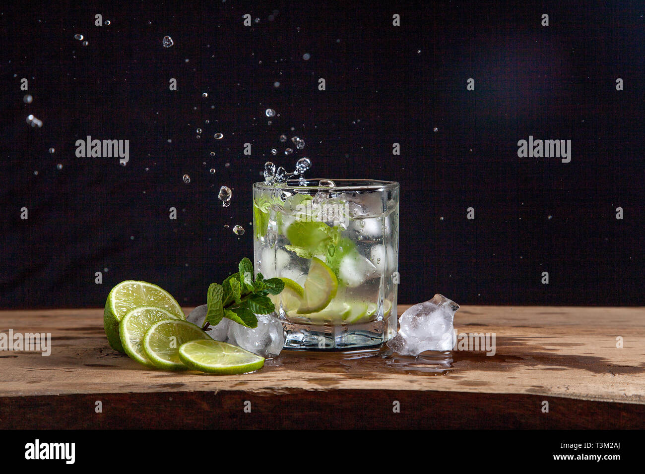 Water splash on lemon mint hi-res stock photography and images - Alamy