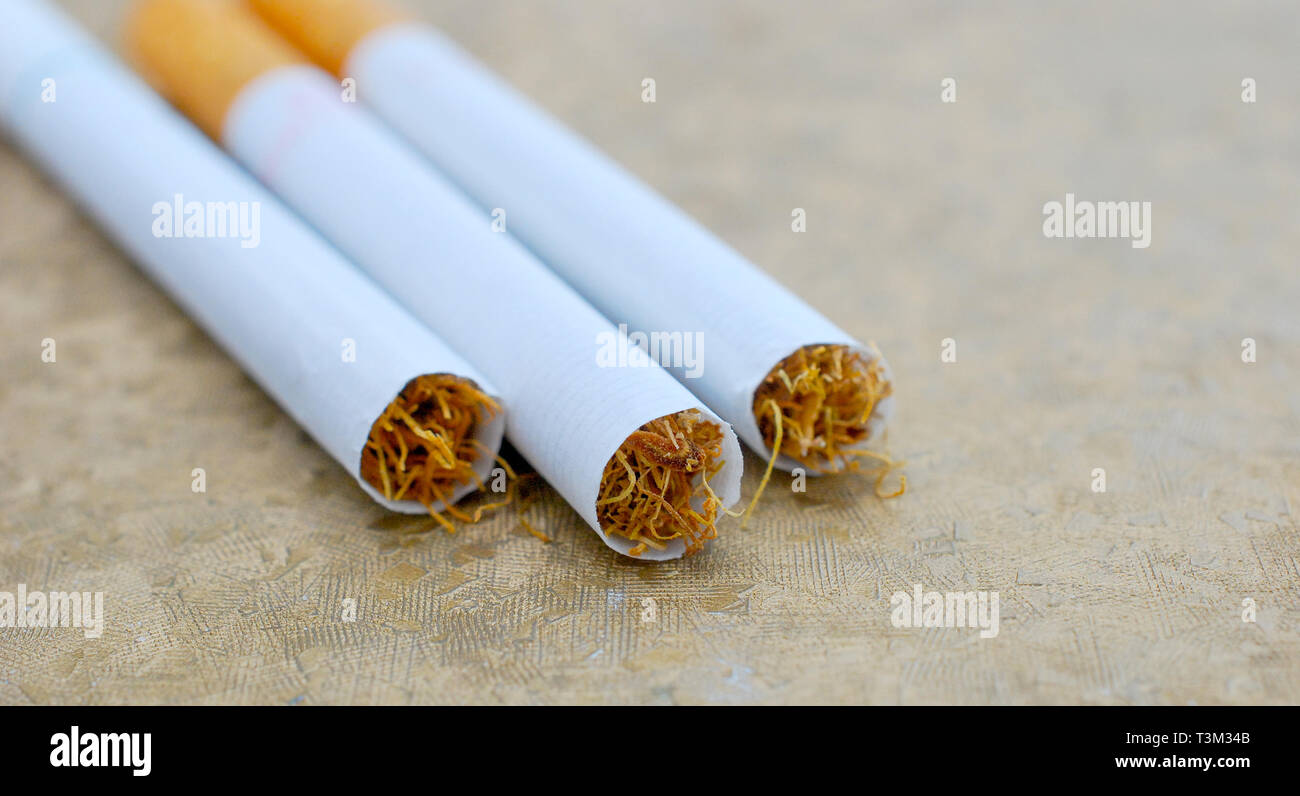 Cigarette pack advertisement hi-res stock photography and images - Alamy