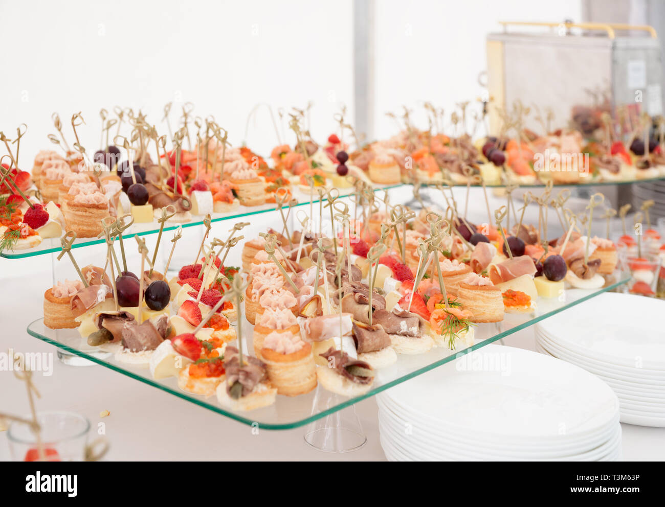 Table in restaurant food snacks hi-res stock photography and images - Alamy