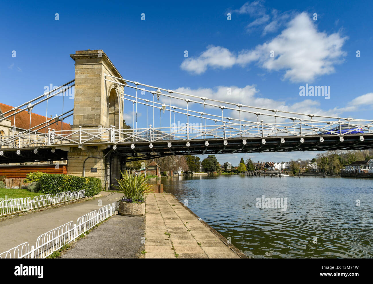 MARLOW, ENGLAND - MARCH 2019: The suspension bridge over the River ...