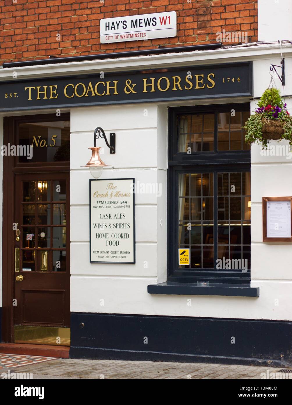 Typical english pub exterior hi-res stock photography and images - Alamy