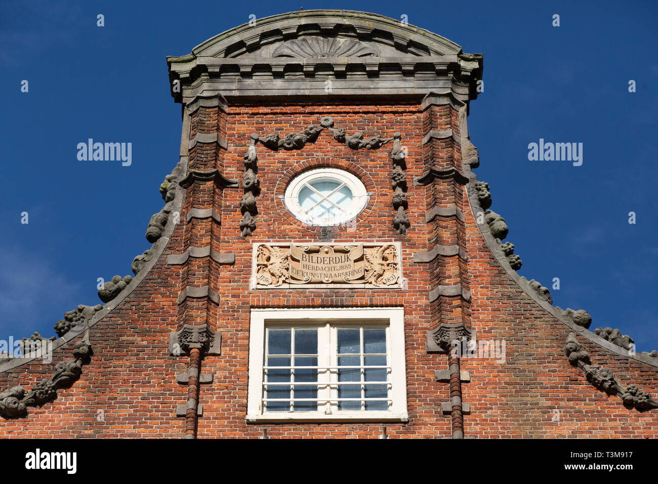 Brick building gable end hi-res stock photography and images - Alamy