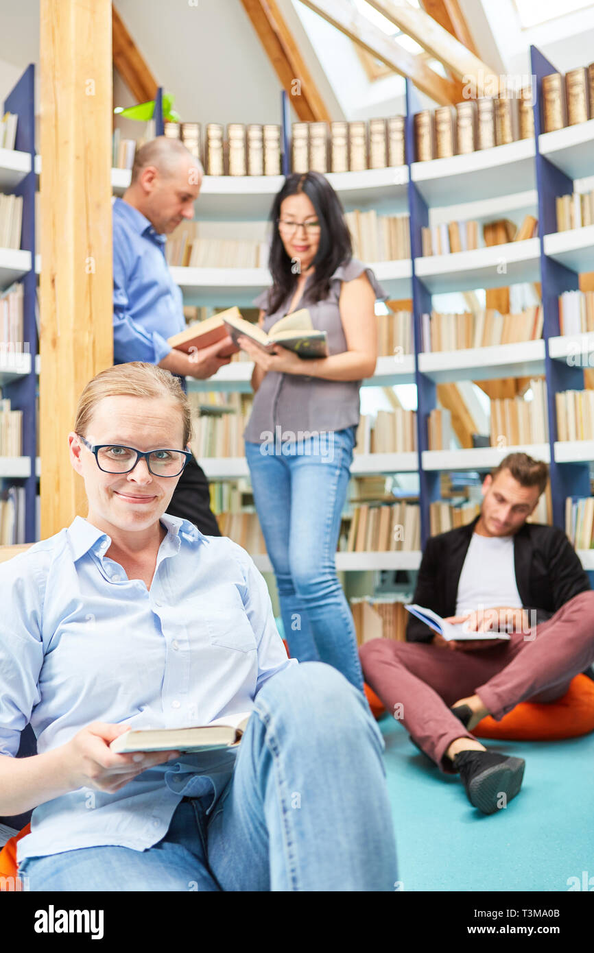 People reading in public library hi-res stock photography and images ...