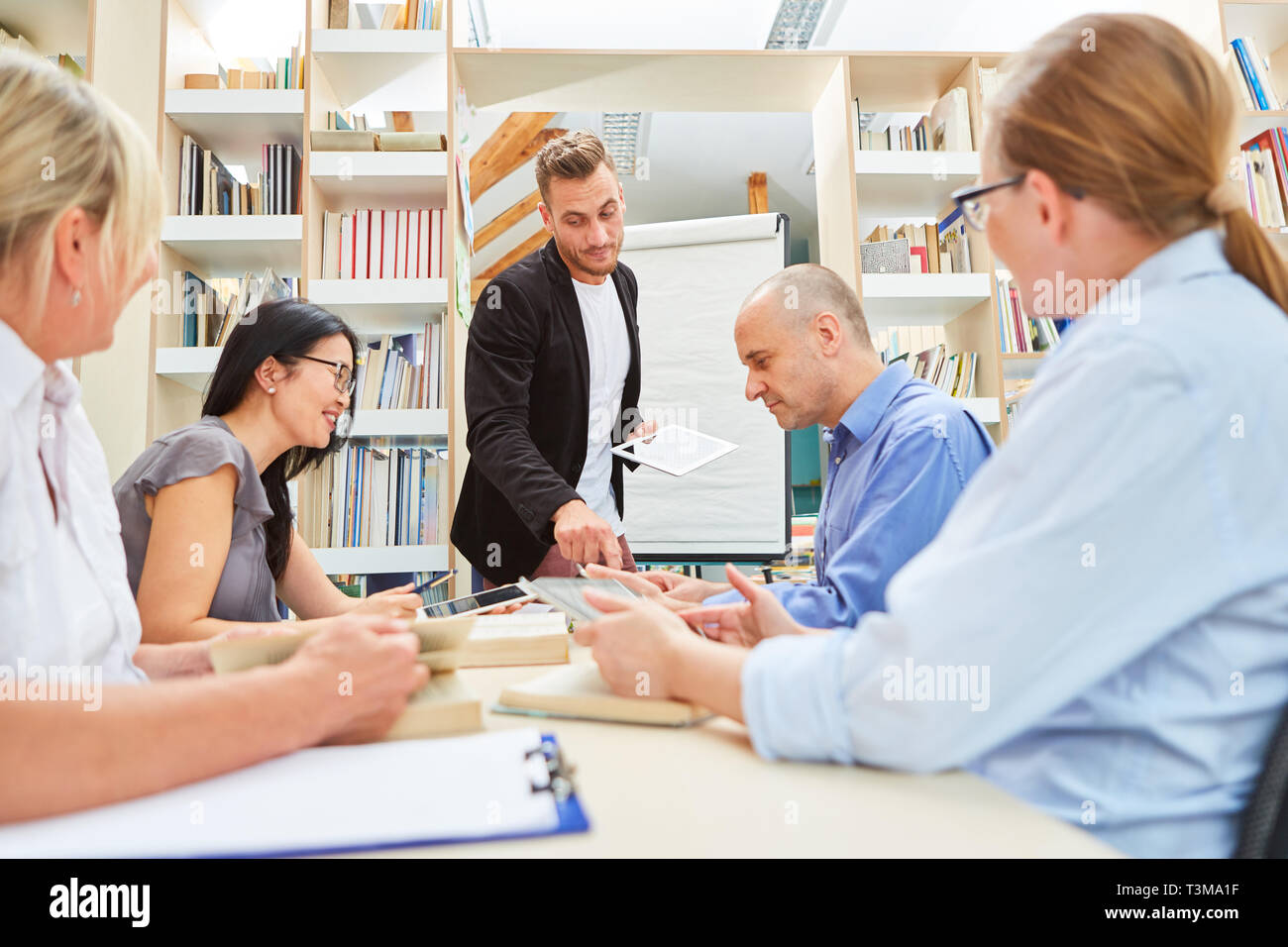 Lecturer university group hi-res stock photography and images - Alamy