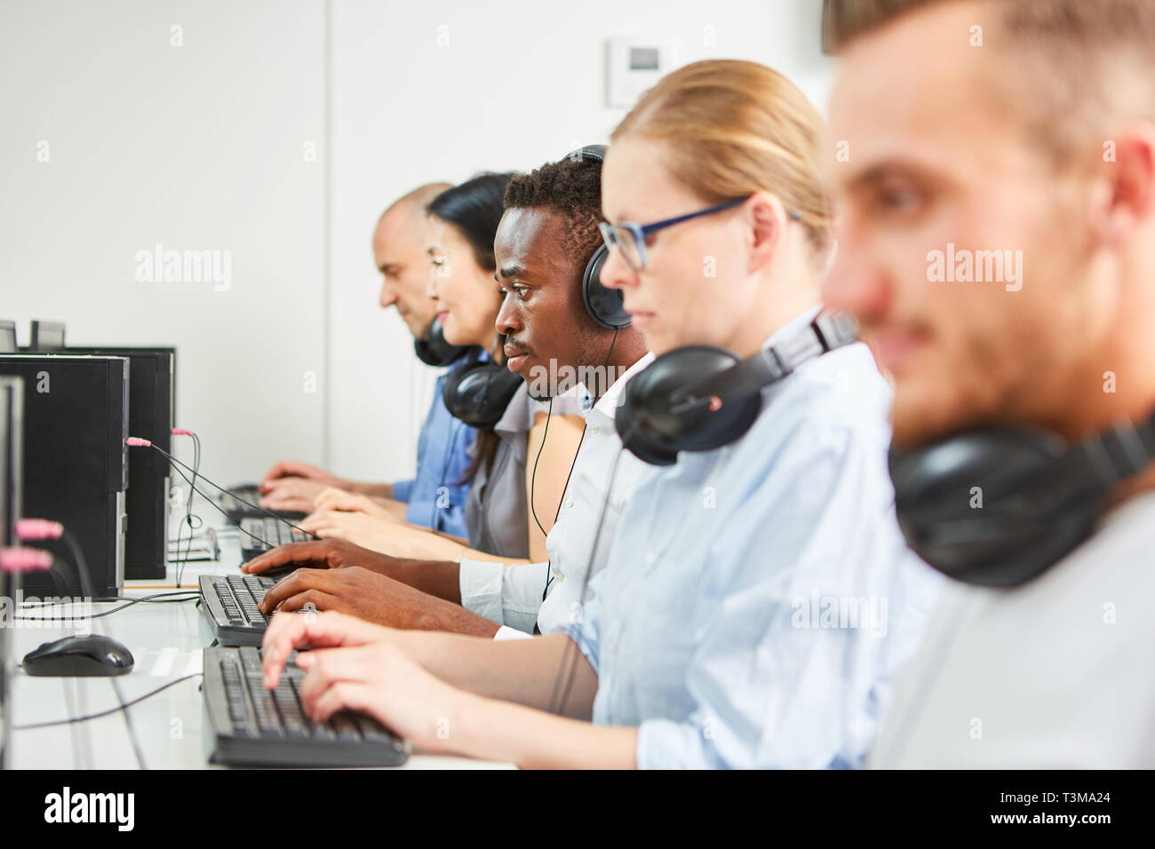 Employee computer training hi-res stock photography and images - Alamy