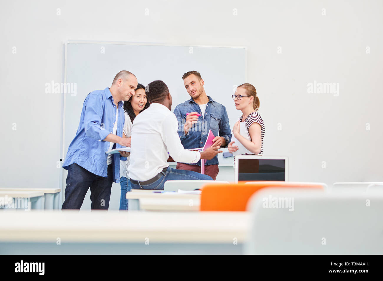 Discussion in a work room teacher hi-res stock photography and images ...