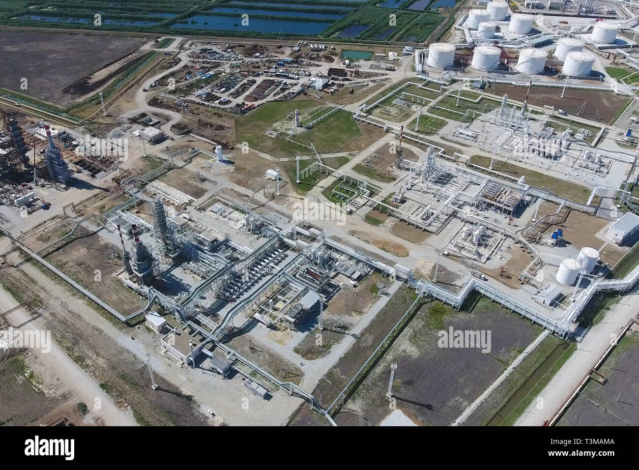 Oil refinery plant for primary and deep oil refining. Equipment and ...