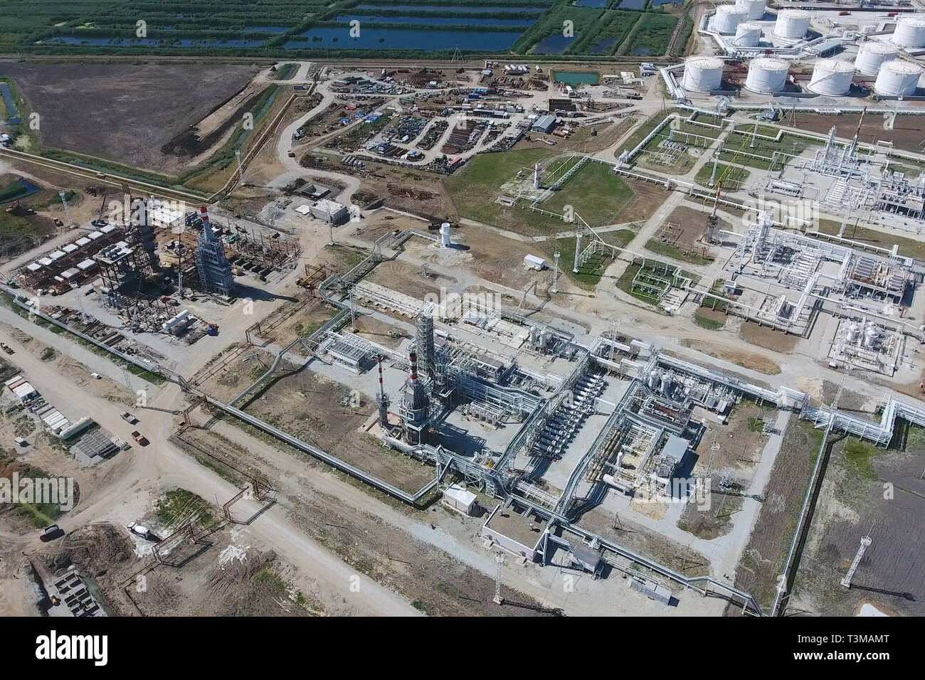 Oil refinery plant for primary and deep oil refining. Equipment and ...