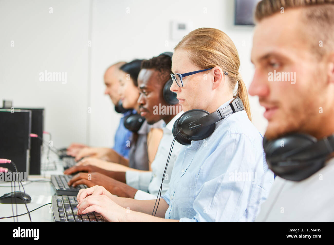 Work side by side hi-res stock photography and images - Alamy