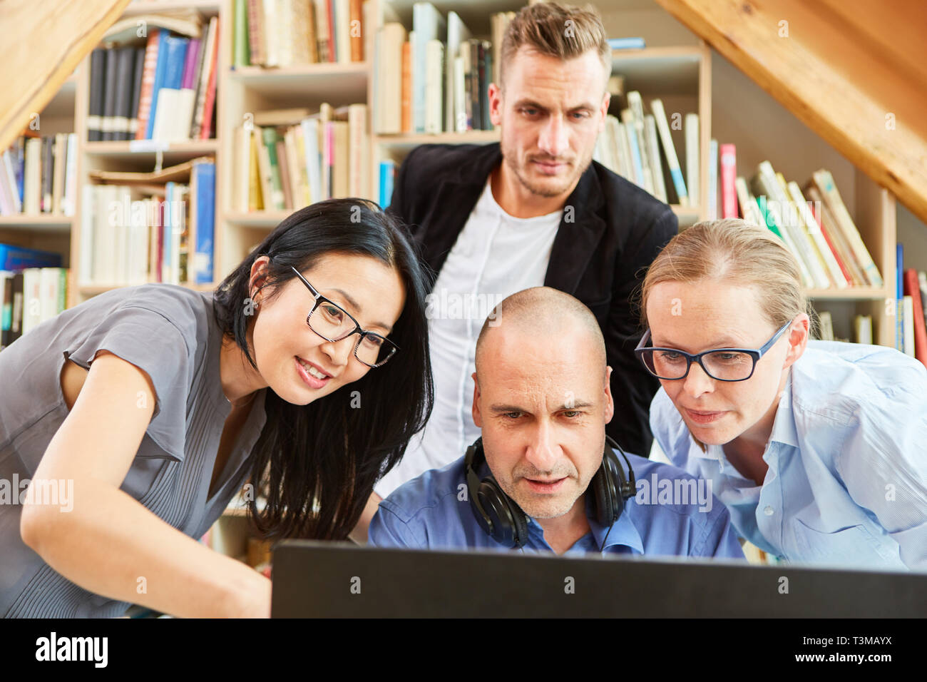 Group business people software hi-res stock photography and images - Alamy