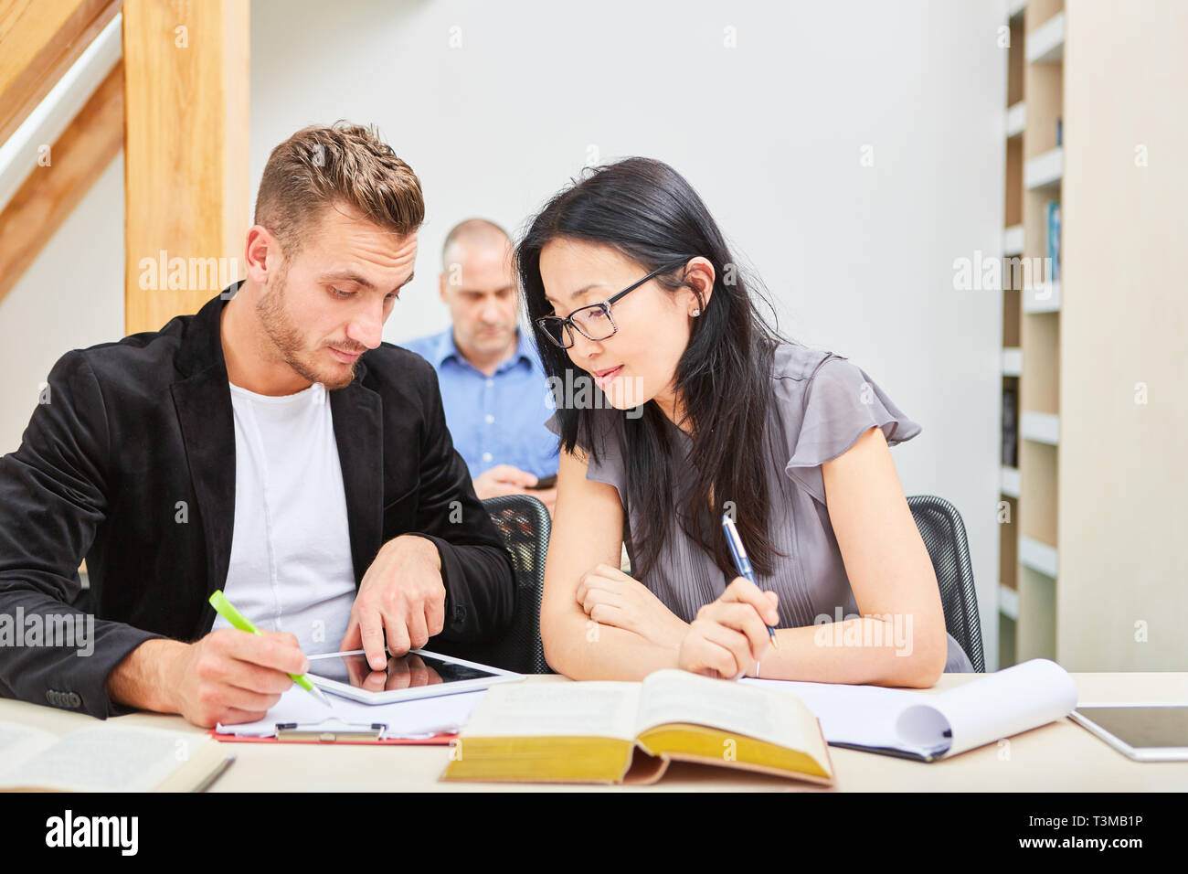 Students working together book hi-res stock photography and images - Alamy