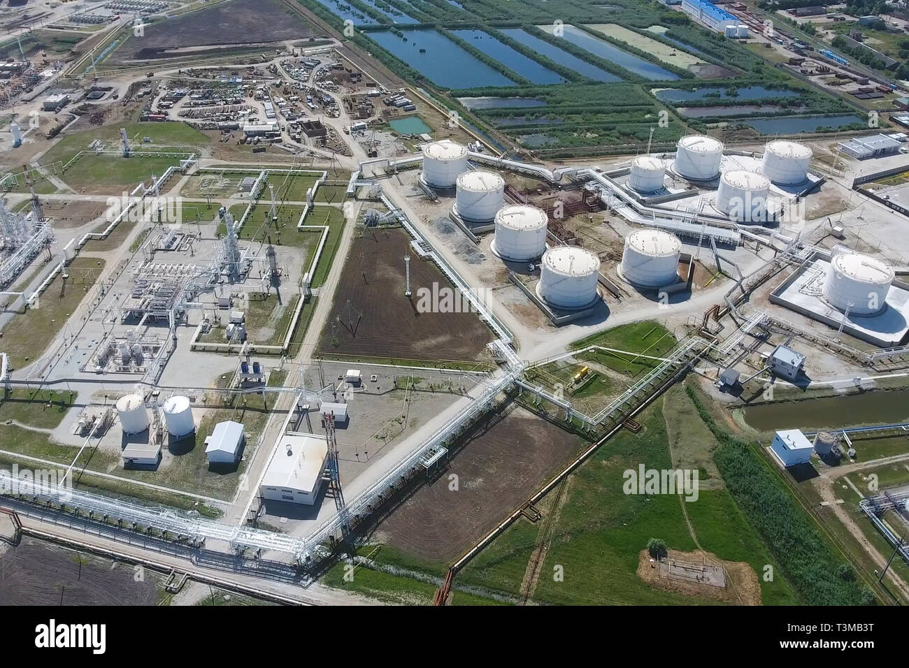 Oil refinery plant for primary and deep oil refining. Equipment and ...