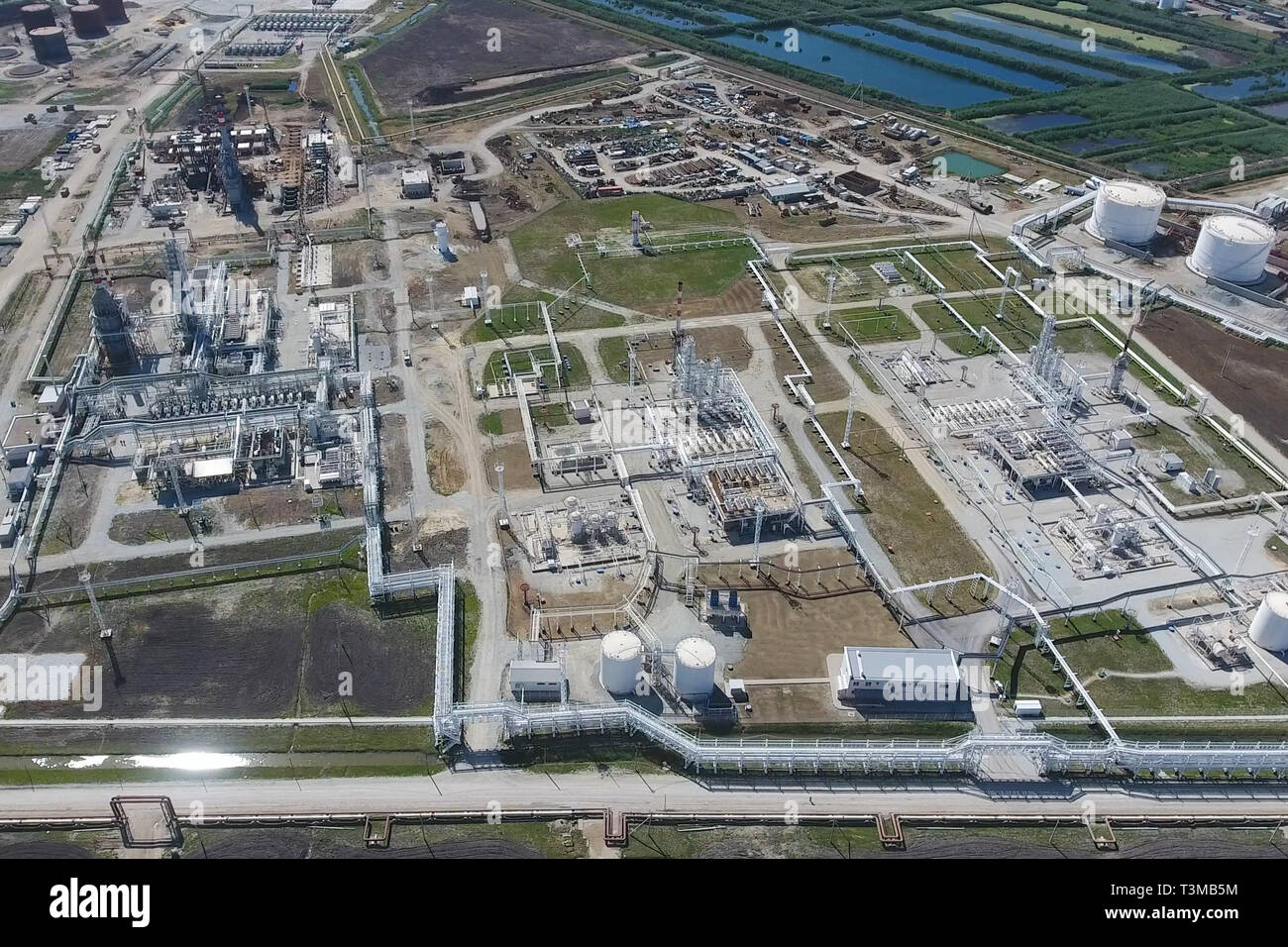 Oil refinery plant for primary and deep oil refining. Equipment and ...