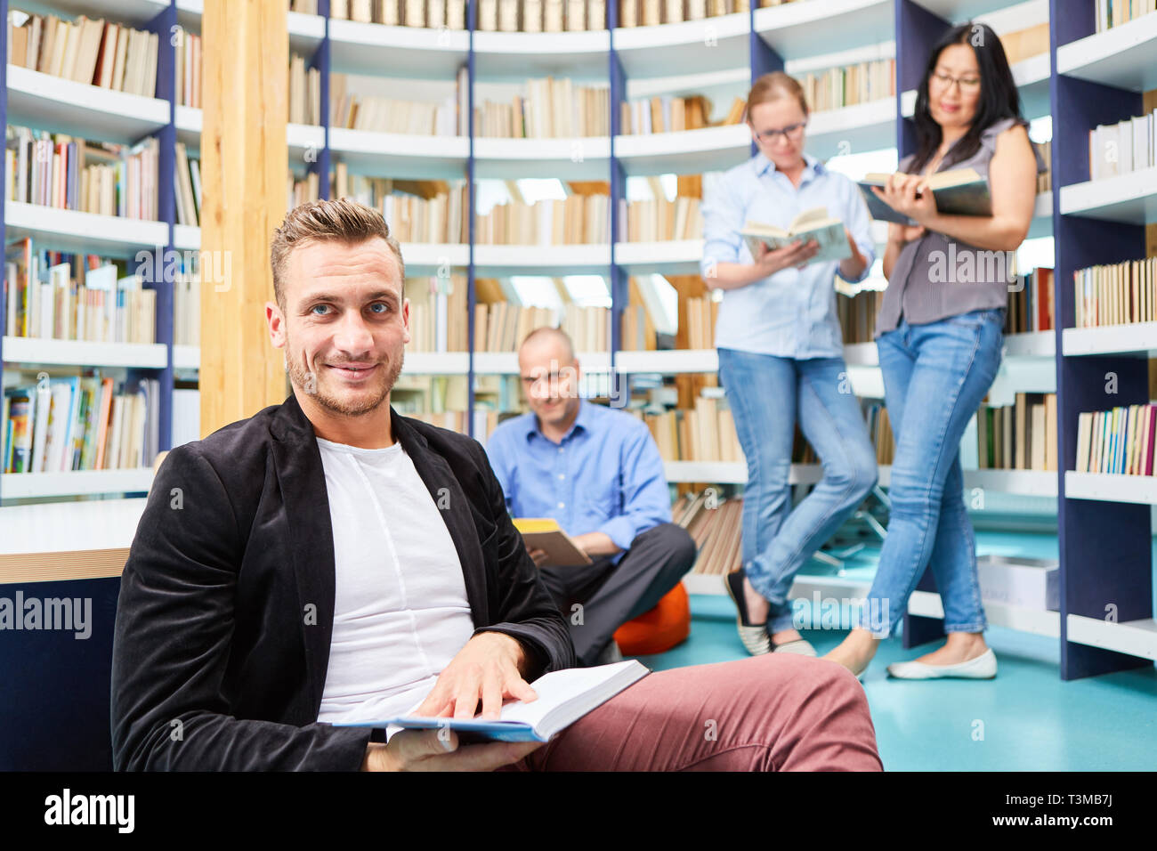 Woman man library reading hi-res stock photography and images - Alamy