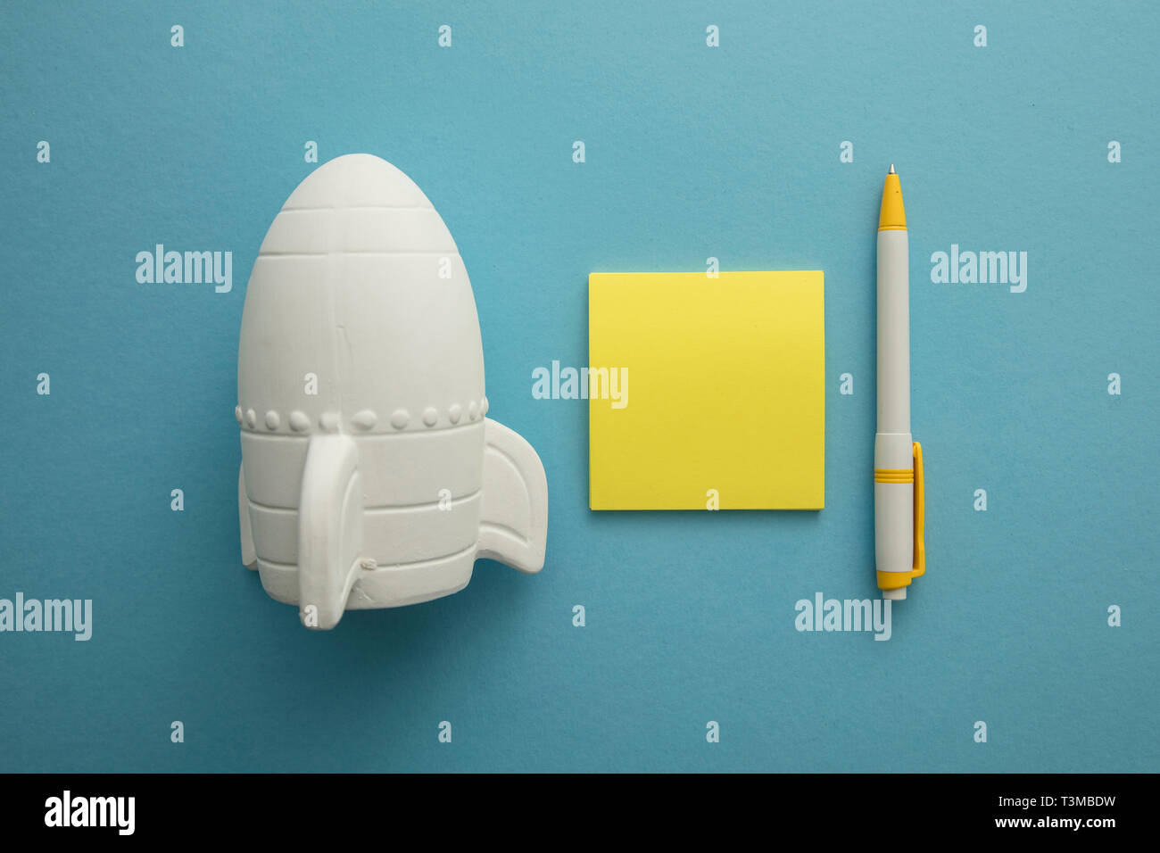 Business Launch. Rocket ship with notepad. Business development concept ...