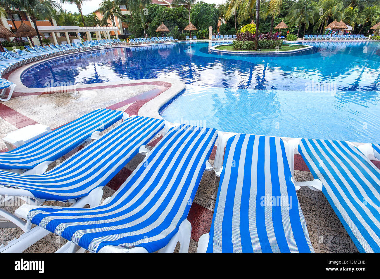 CANCUN , MEXICO, DECEMBER 21, 2016 : Swimming pool in luxury resort ...