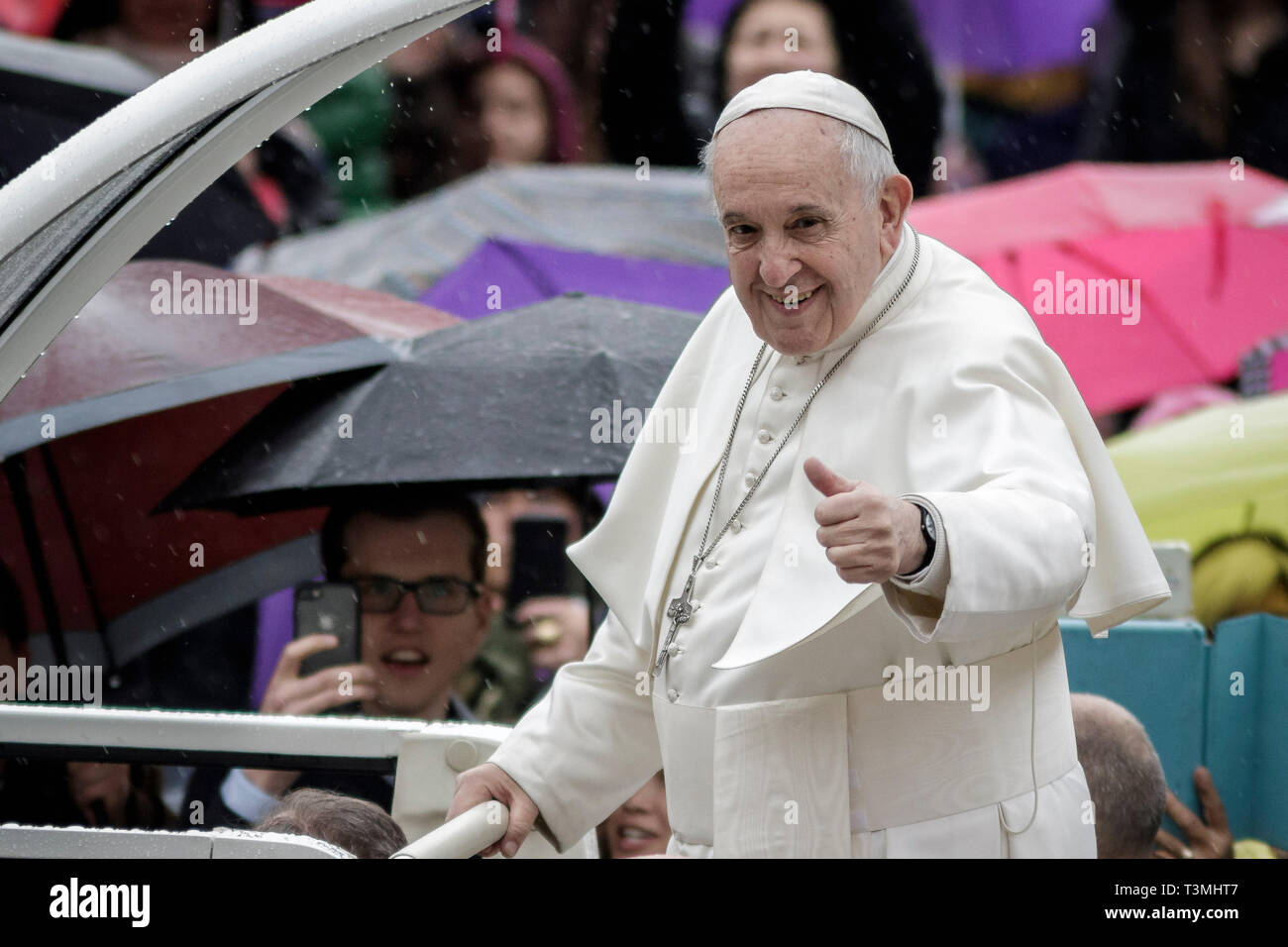 Pope francis gives thumbs up hi-res stock photography and images - Alamy