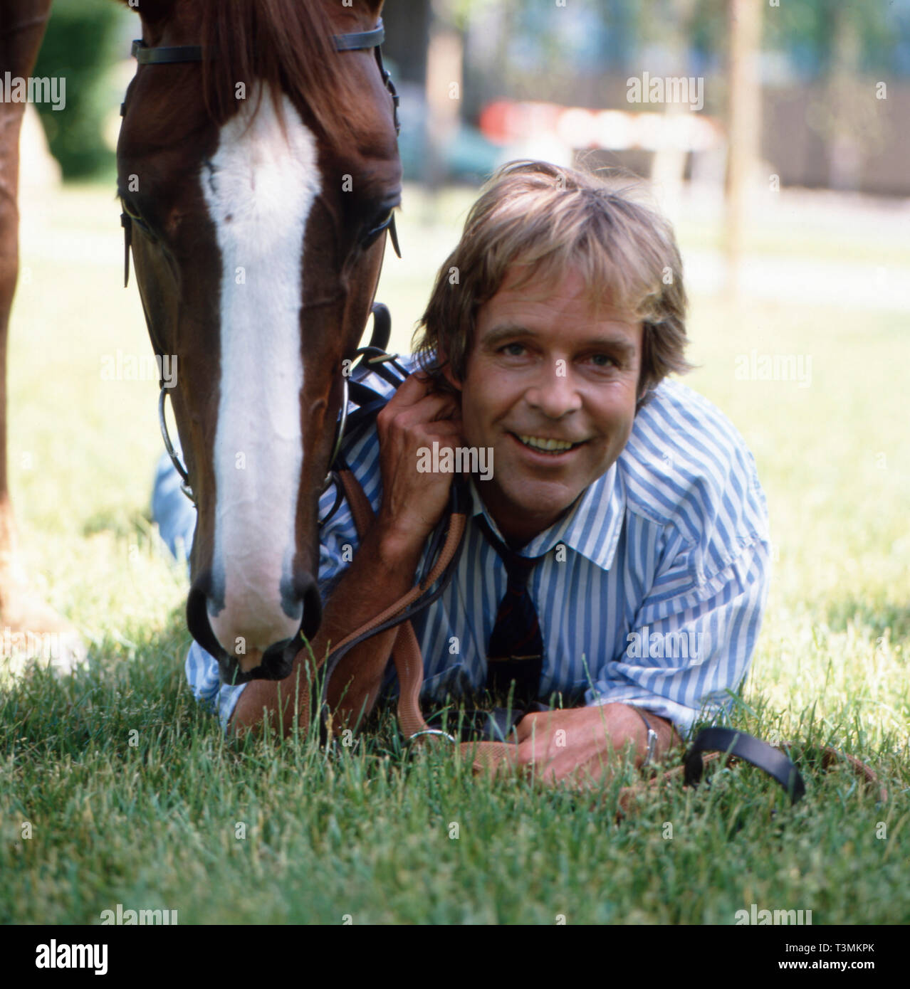 Thomas Fritsch, deutscher Schauspieler und Synchronsprecher, mit Pferd ...
