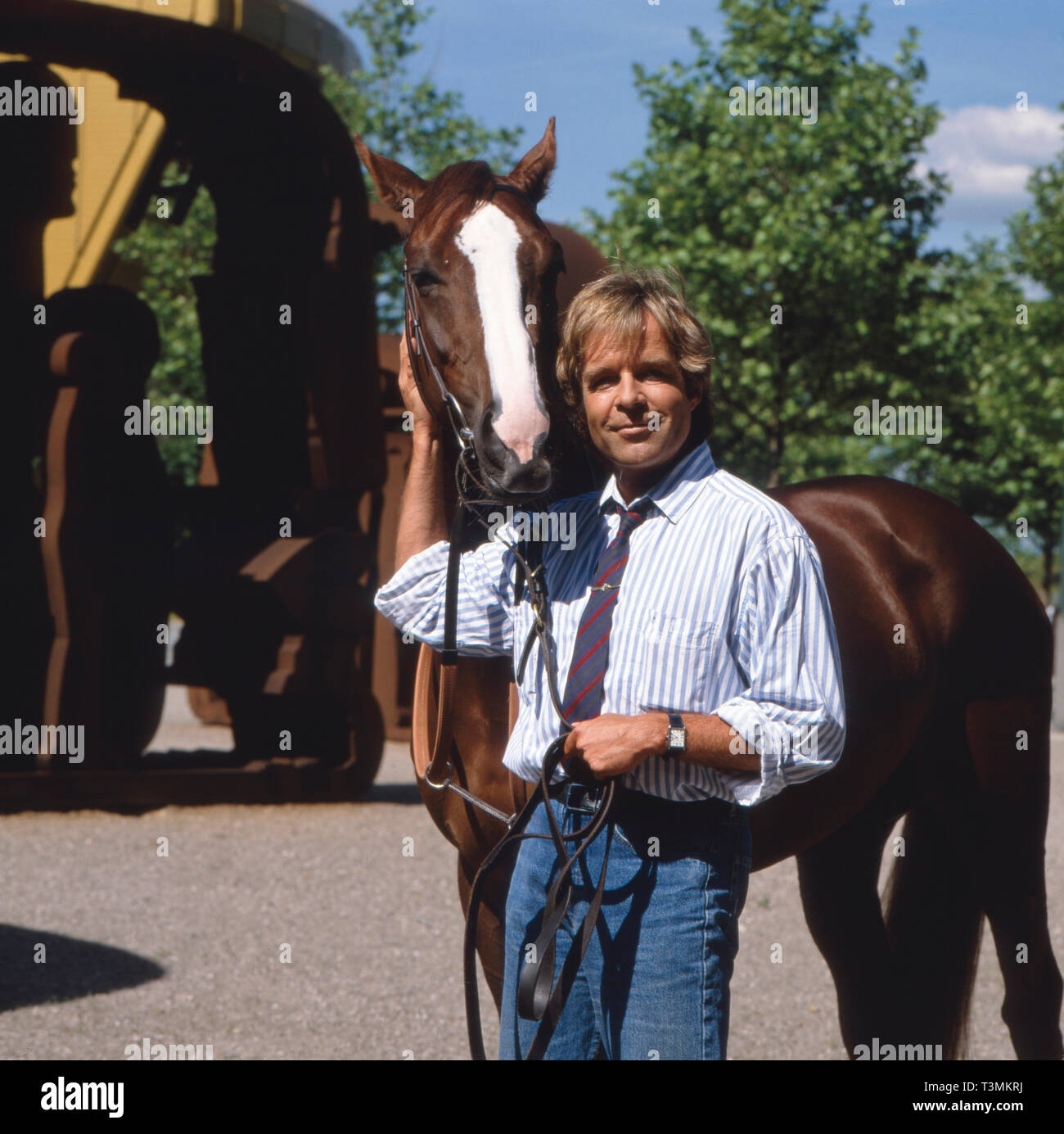 Thomas Fritsch, deutscher Schauspieler und Synchronsprecher, mit Pferd ...