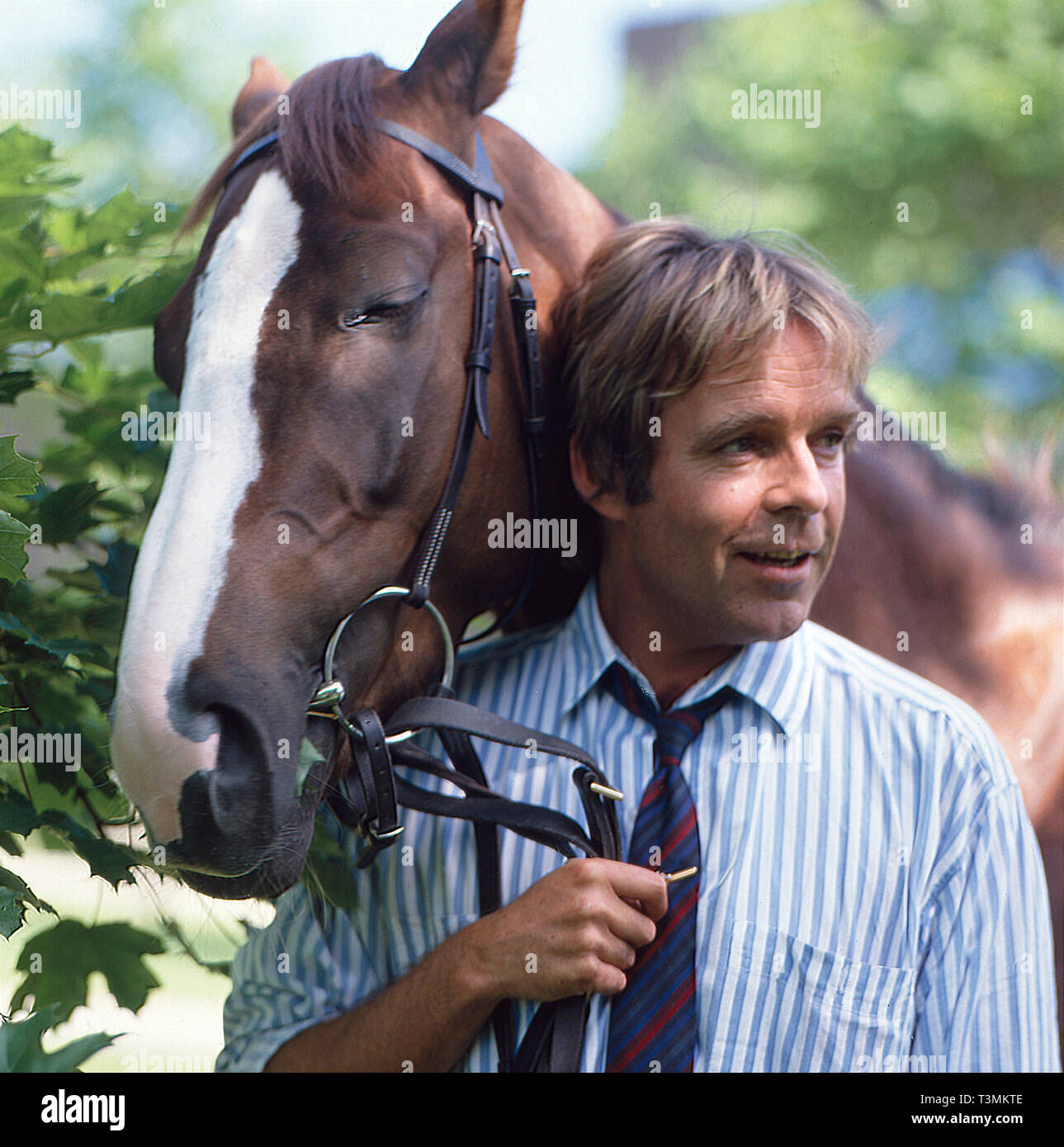 Thomas Fritsch, deutscher Schauspieler und Synchronsprecher, mit Pferd ...