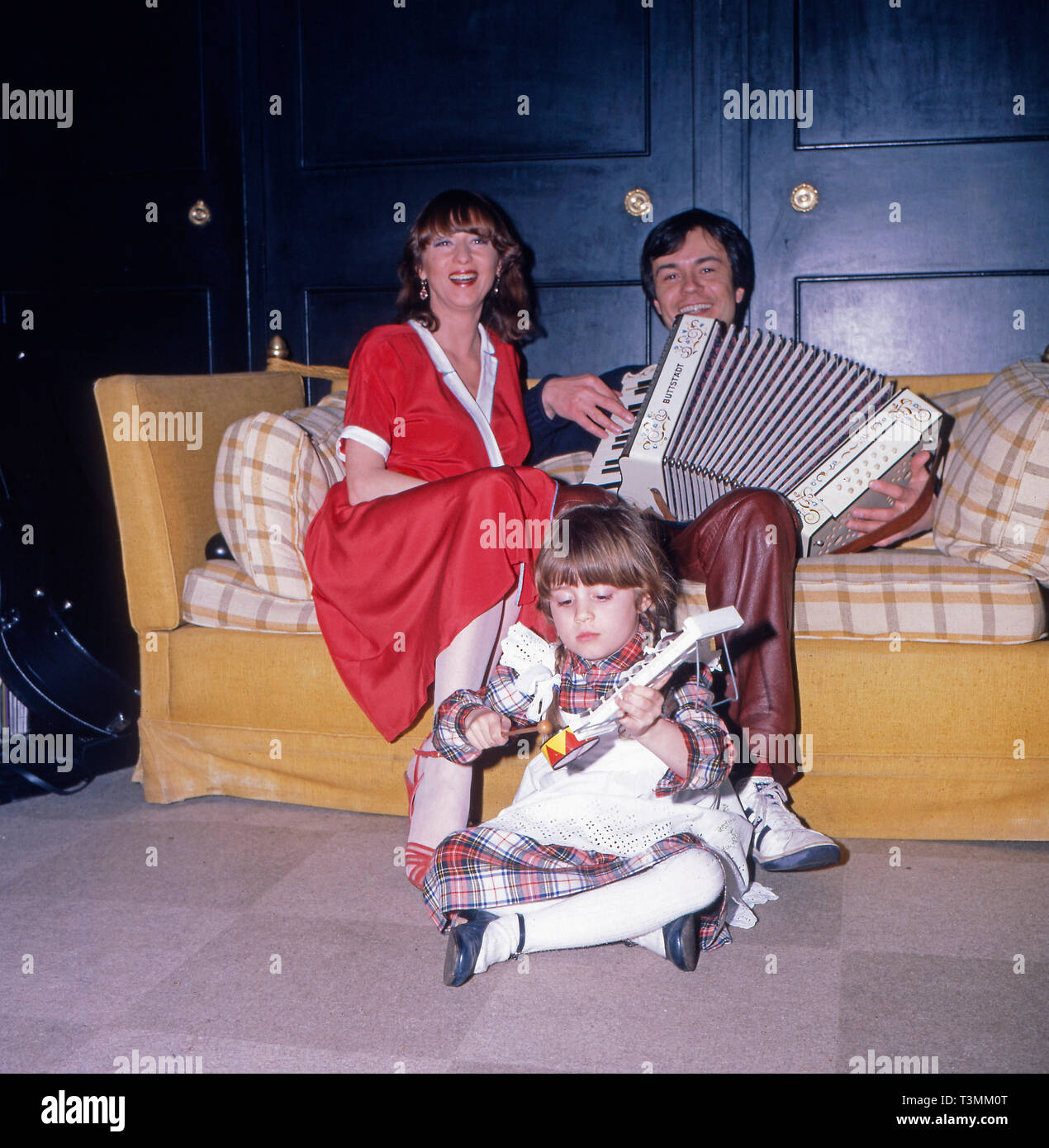 Deutscher Komponist, Sänger und Gitarrist Henner Hoier mit Frau und ...