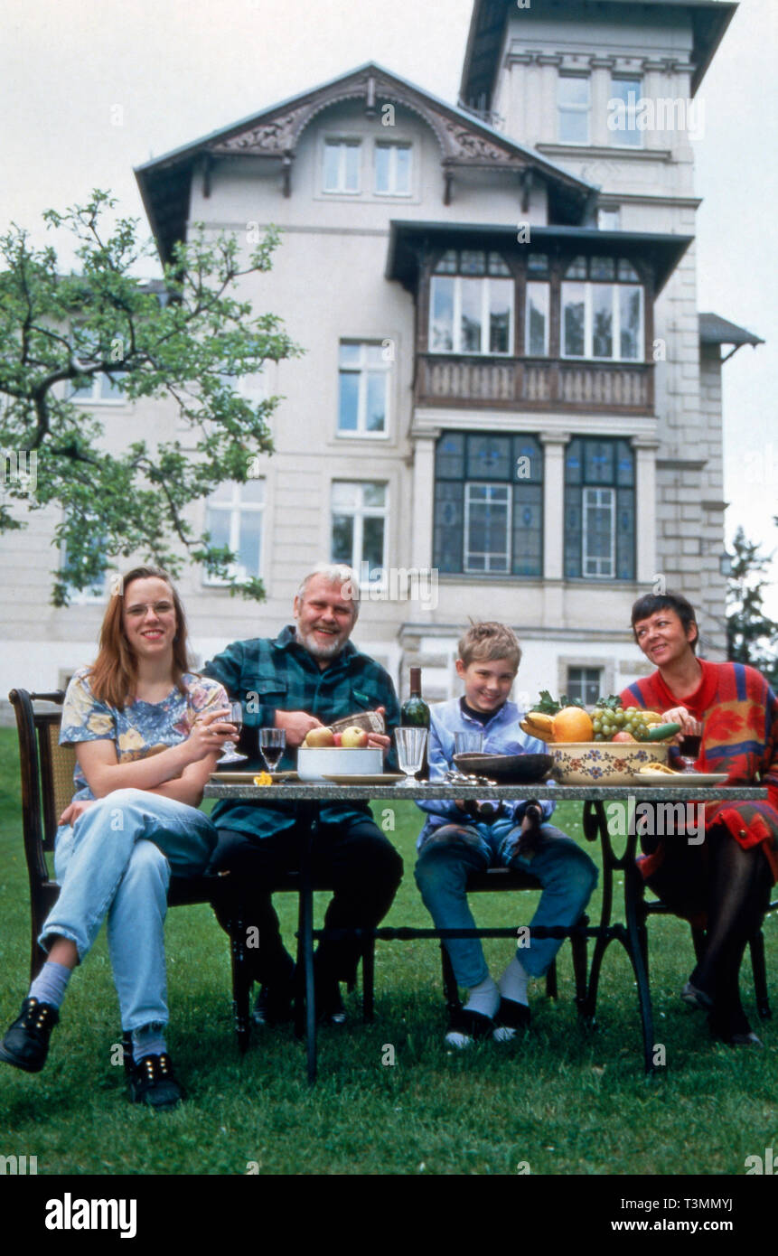 Gunther Emmerlich, deutscher Sänger und Moderator, mit Familie im ...