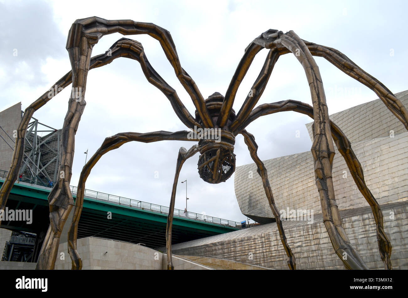 Bilbao dog statue hi-res stock photography and images - Alamy