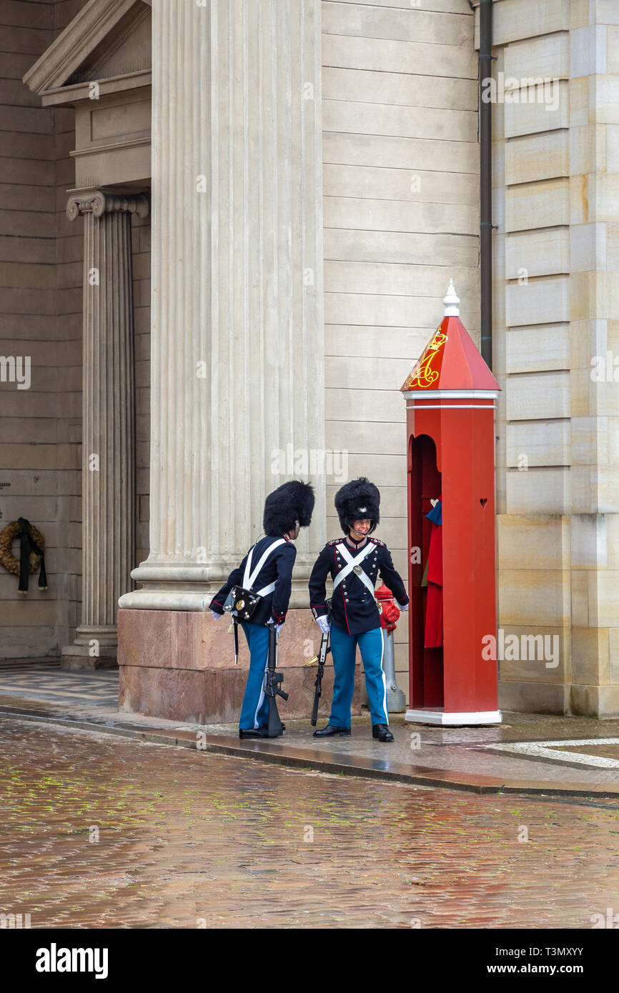 Royal palace army uniform hi-res stock photography and images - Alamy