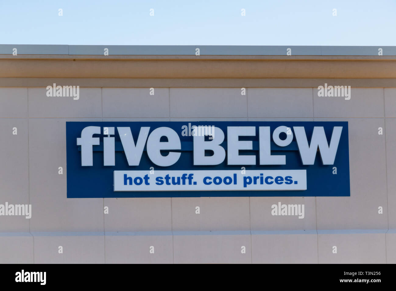 Five below logo hi-res stock photography and images - Alamy