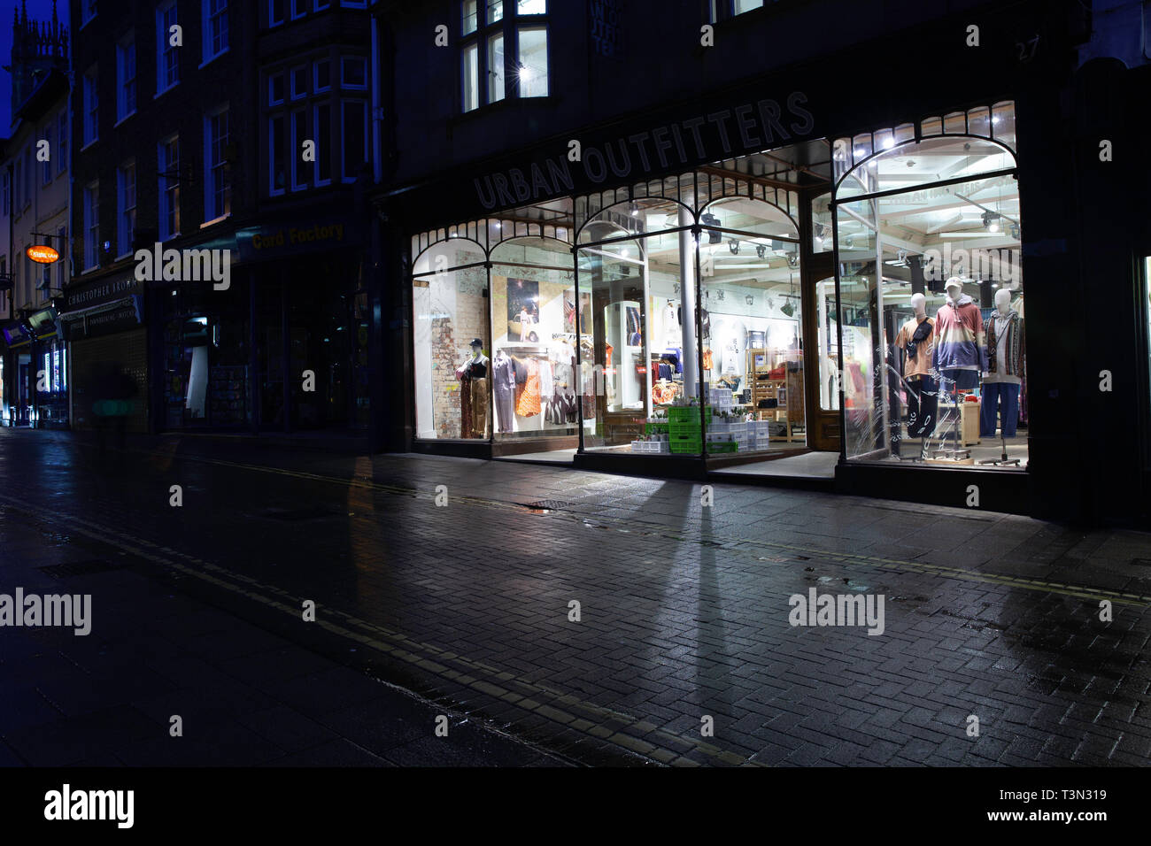 Shops at night hi-res stock photography and images - Alamy