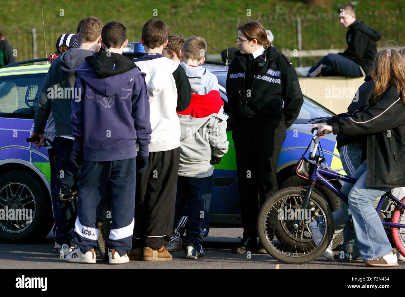 Group of teenagers speaking to the police. Somerset. 25/02/2006 Stock ...