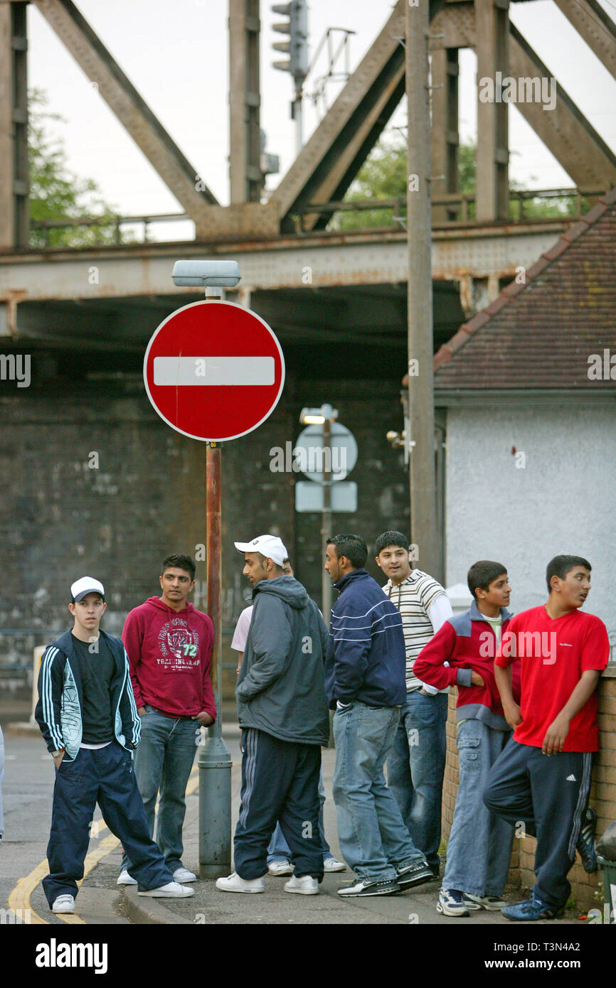 Socialising street corner hi-res stock photography and images - Alamy