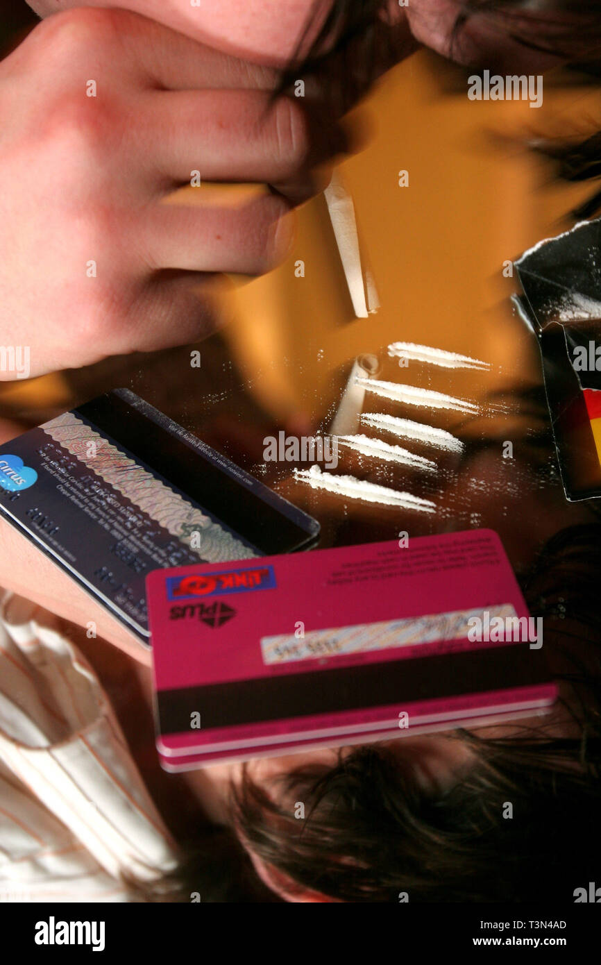 Snorting a line of cocaine off a mirror. 19/05/2006 Stock Photo - Alamy