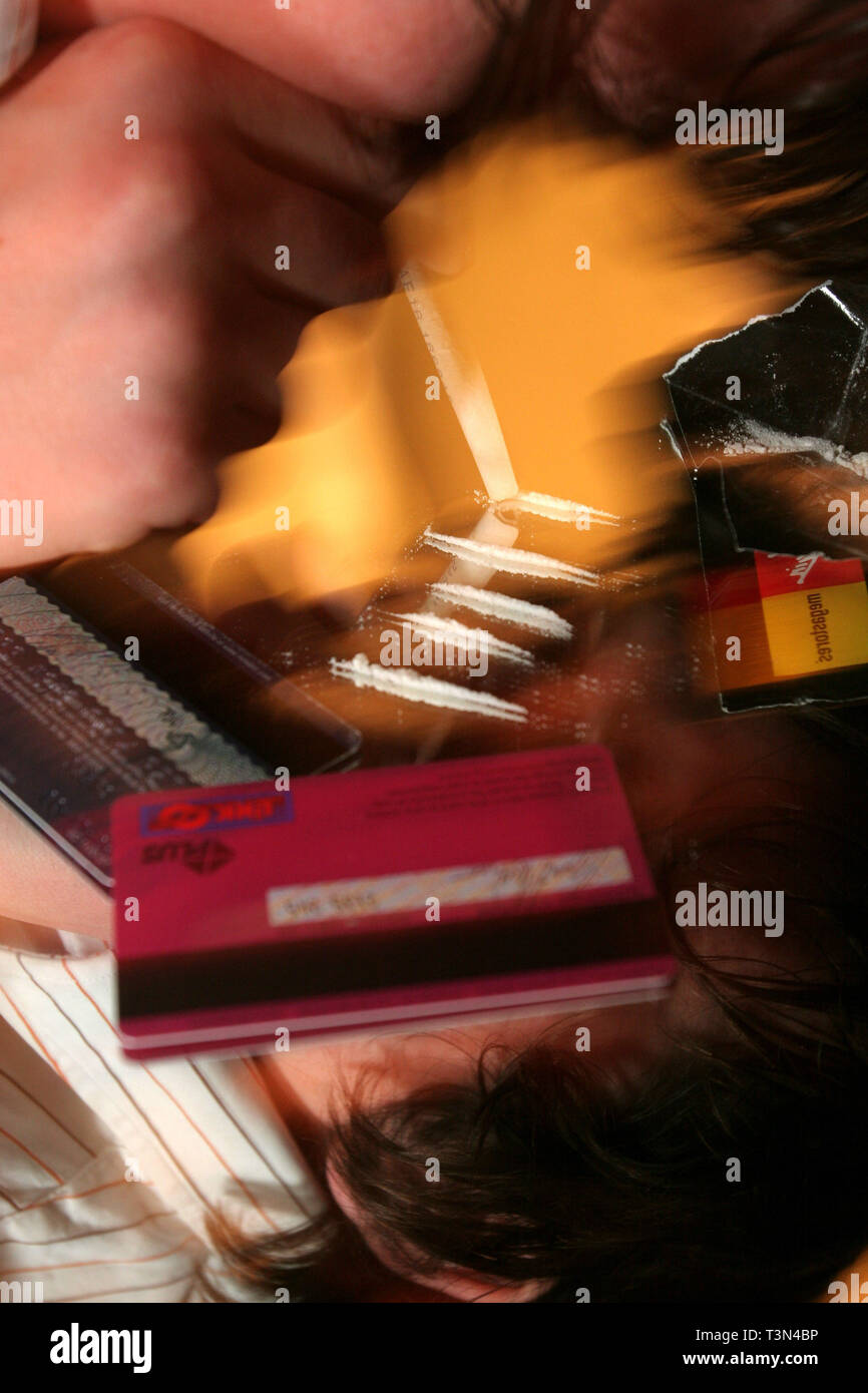 Snorting a line of cocaine off a mirror. 19/05/2006 Stock Photo - Alamy