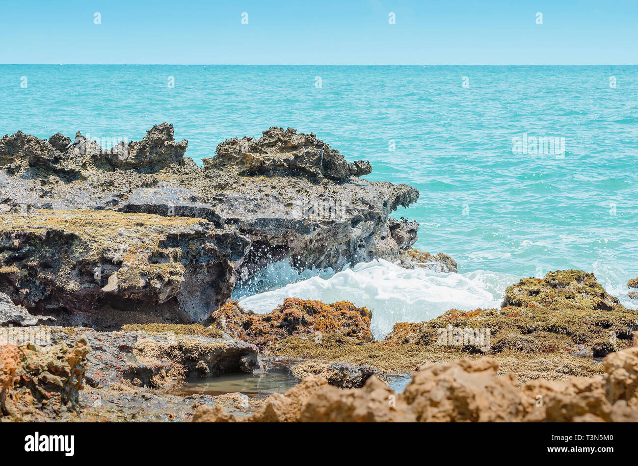 Water hitting the rocks hi-res stock photography and images - Alamy