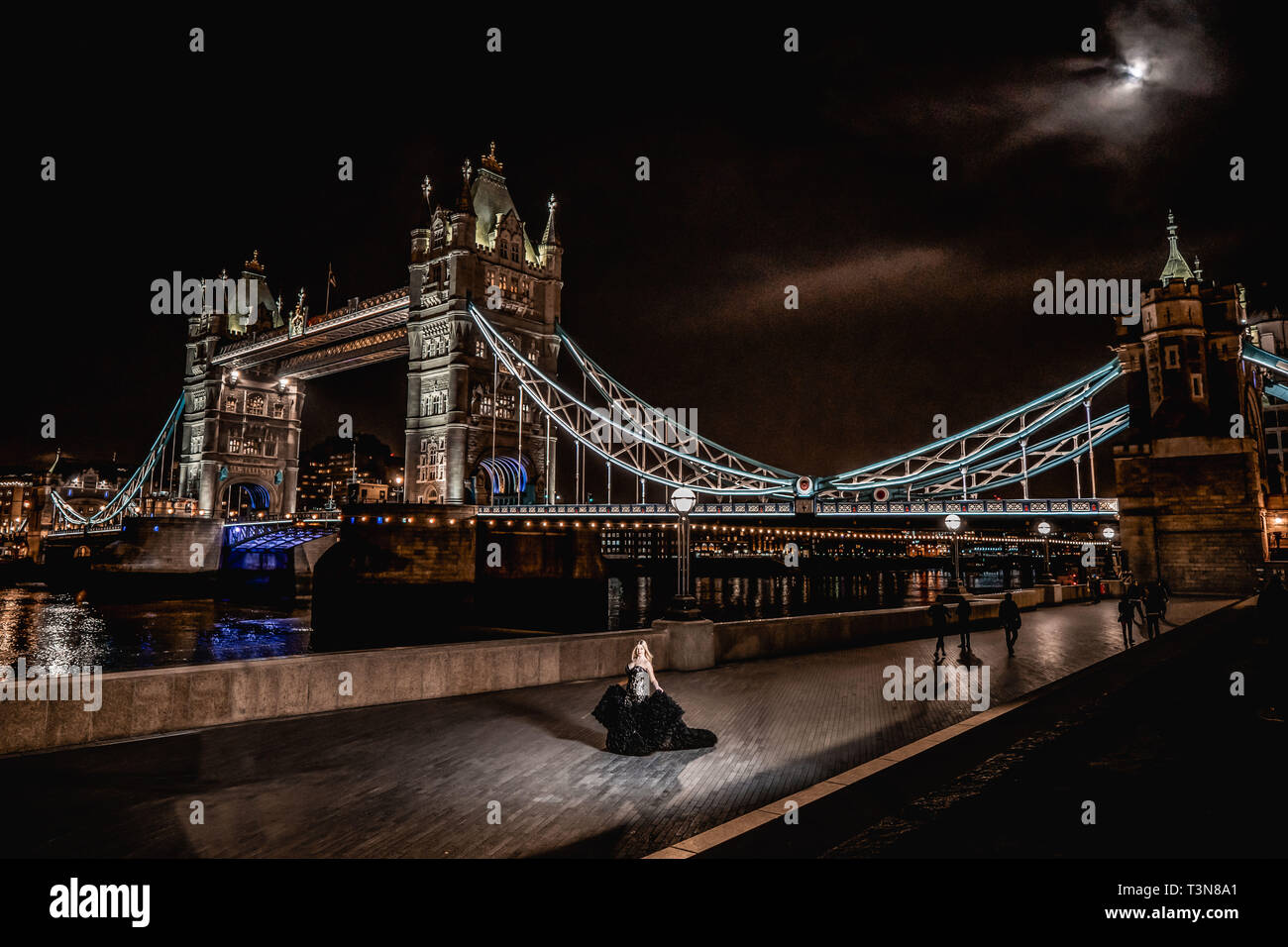 Bride with Tower bridge Stock Photo - Alamy