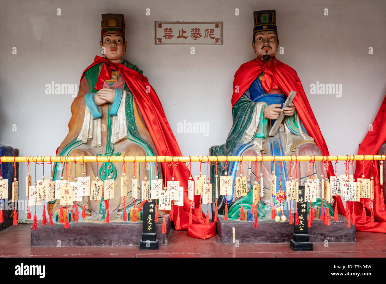 Chinese temple statues hi-res stock photography and images - Alamy