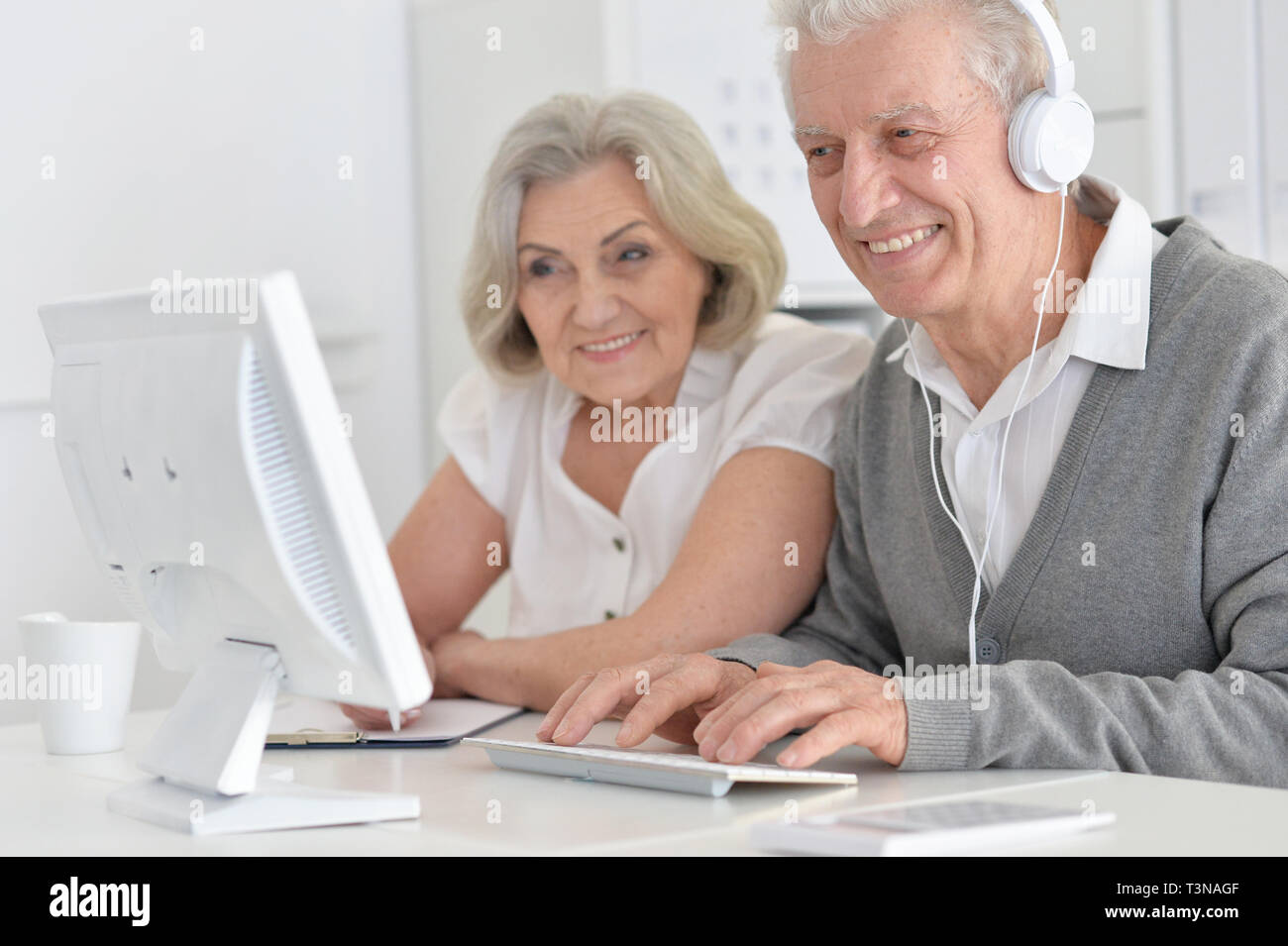 Senior people working hi-res stock photography and images - Alamy