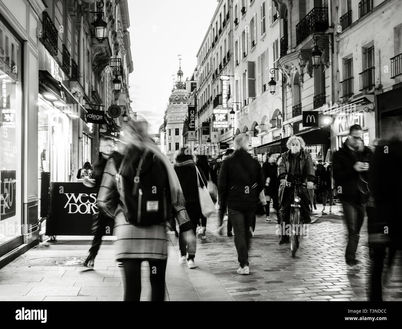 Pedestrian walk sign paris hi-res stock photography and images - Alamy