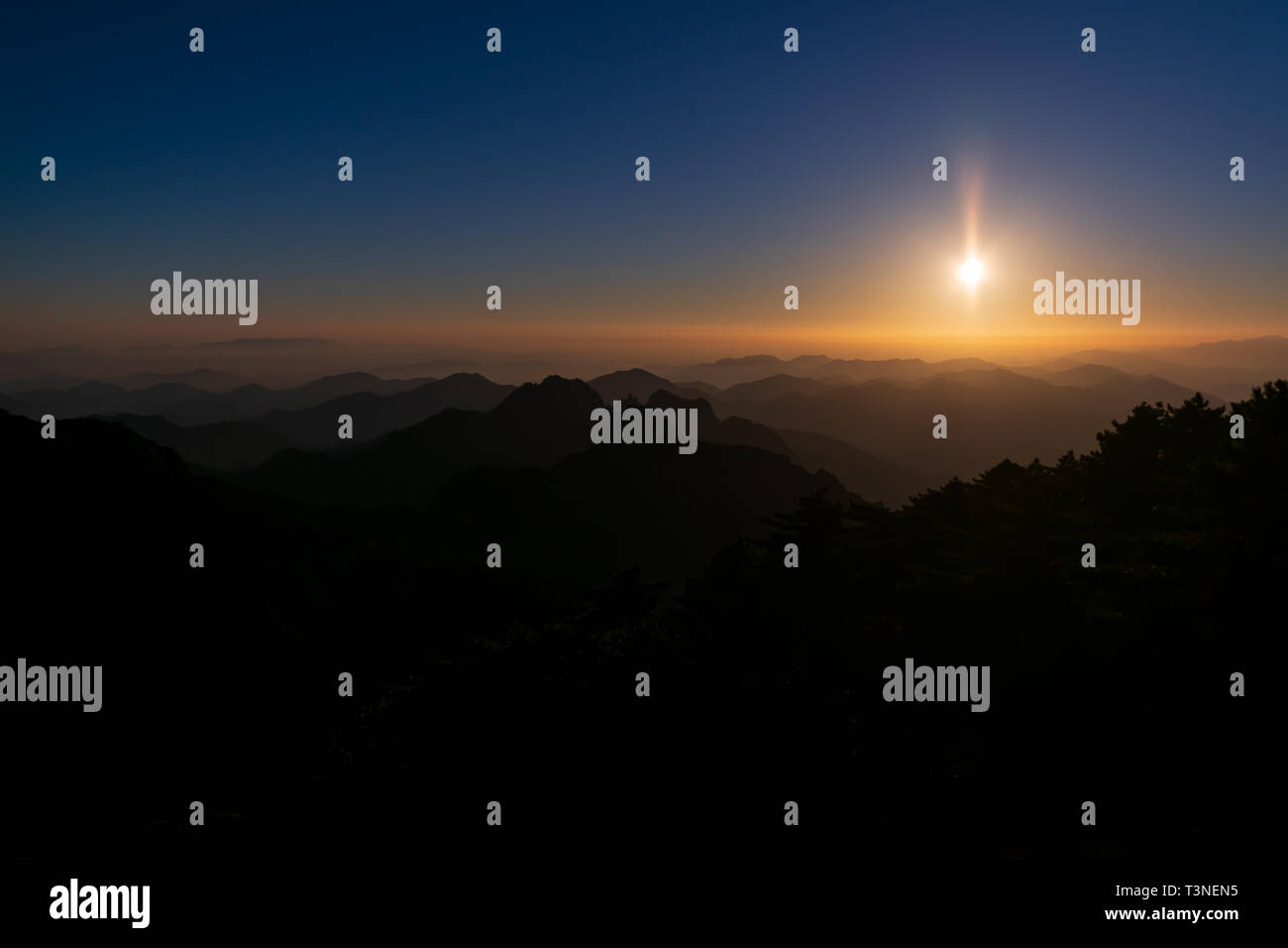 China mountain forest sunset hi-res stock photography and images - Alamy