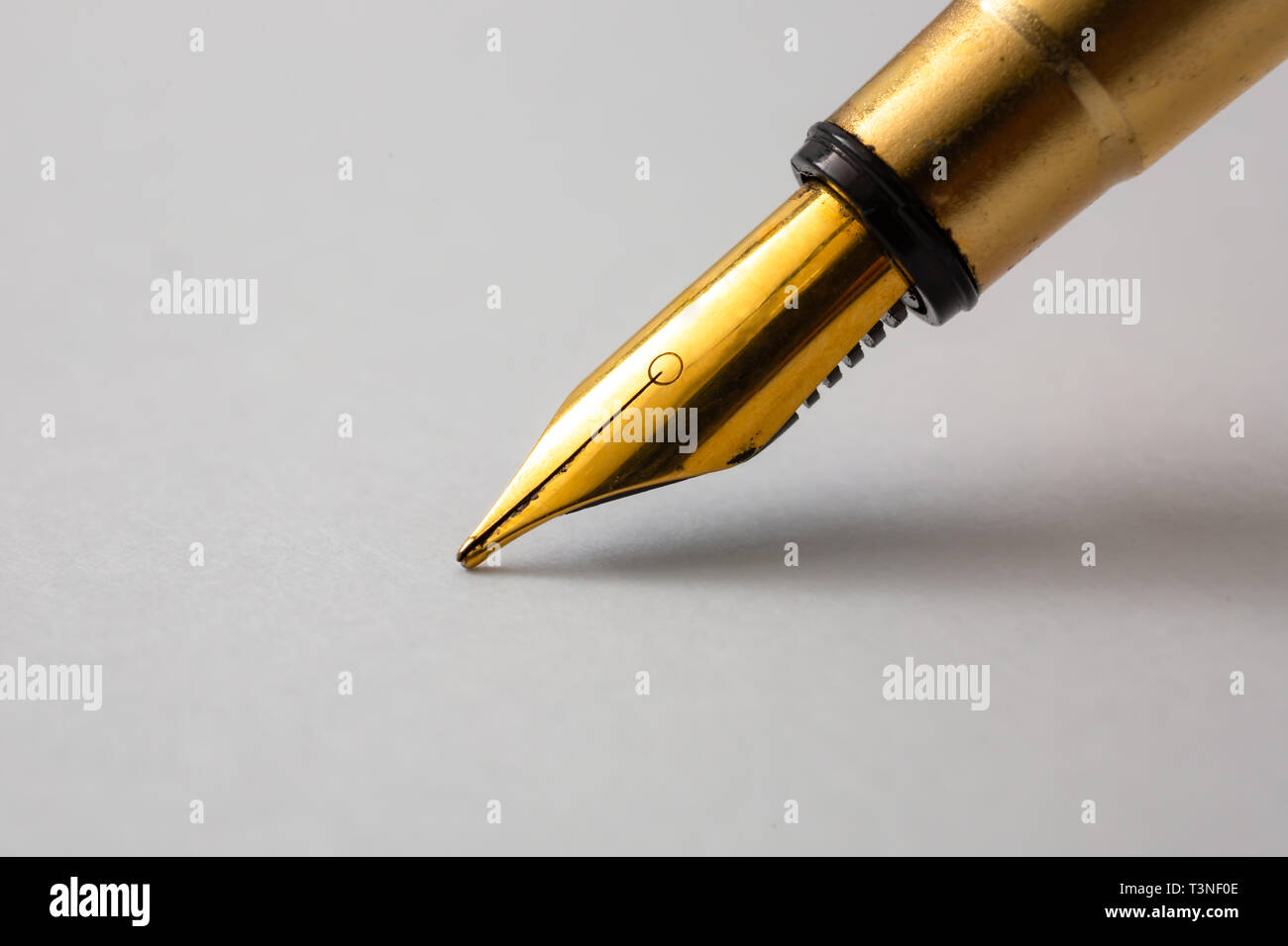 Fountain pen nib gold hi-res stock photography and images - Alamy