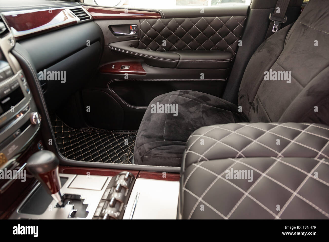 Diamond wheel of luxury car hi-res stock photography and images - Alamy
