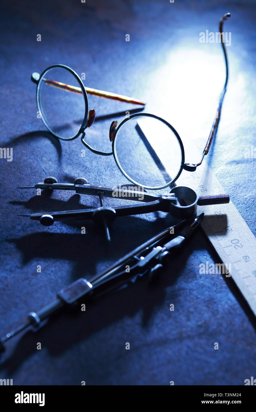 Desk divider hi-res stock photography and images - Alamy