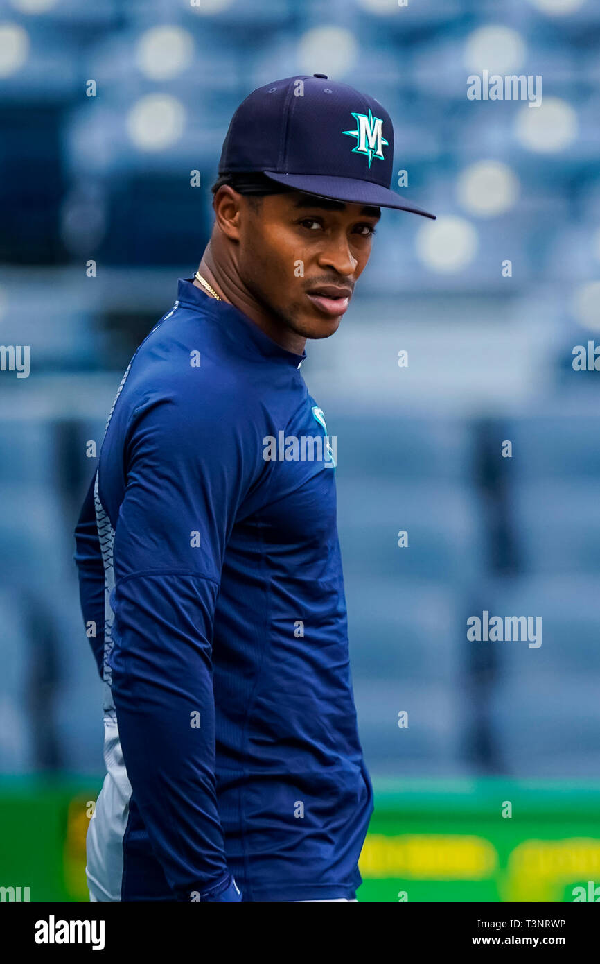 Kansas City, MO, USA. 10th Apr, 2019. The Kansas City Royals take on ...