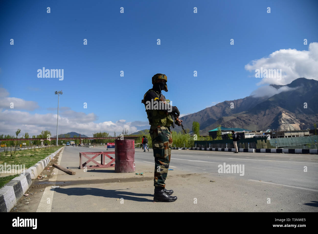 Indian army soldier standing in hi-res stock photography and images - Alamy
