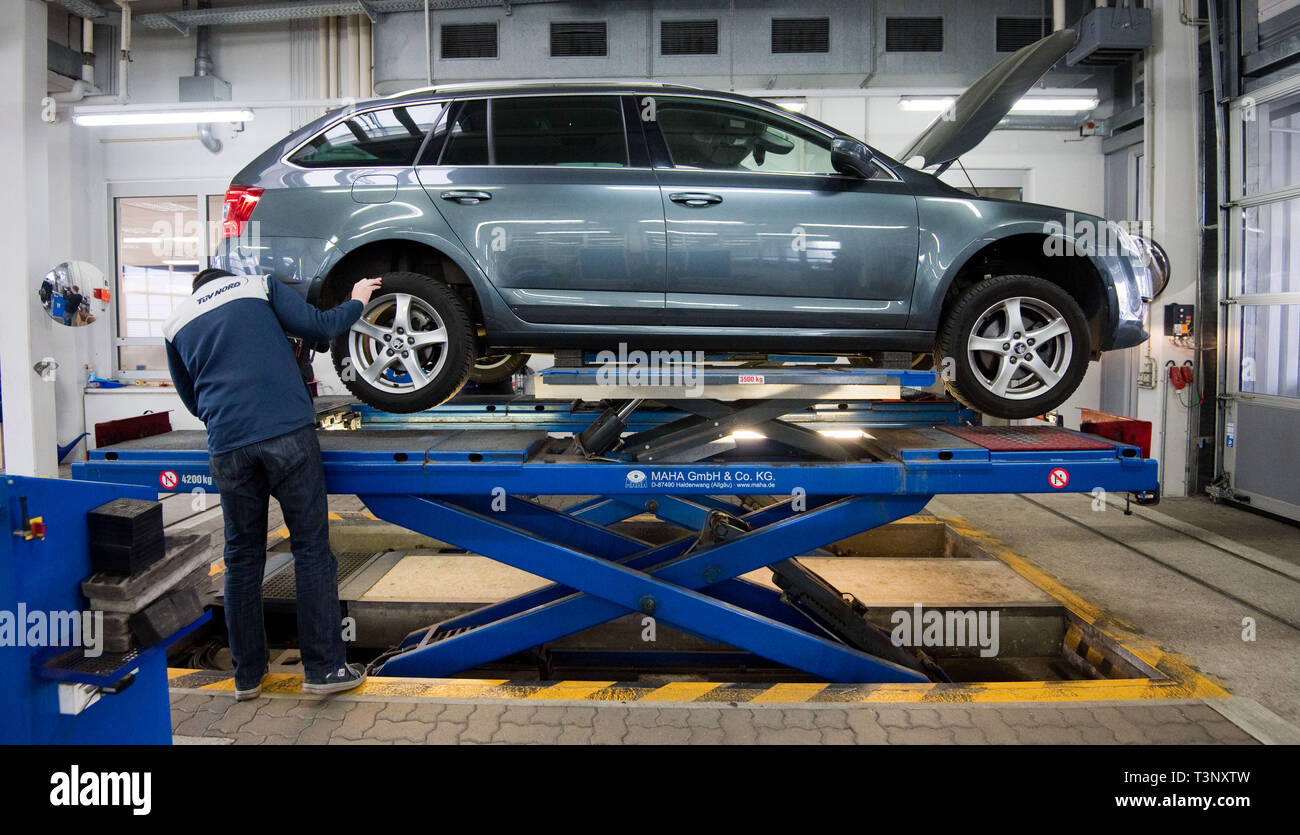 Hannover, Germany. 10th Apr, 2019. An employee from TÜV Nord inspects ...
