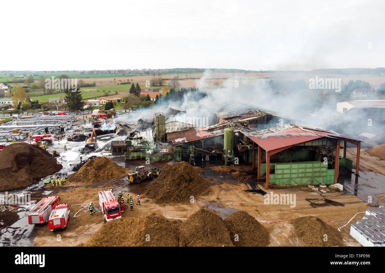 Roggendorf, Germany. 11th Apr, 2019. Firefighters extinguish a major ...